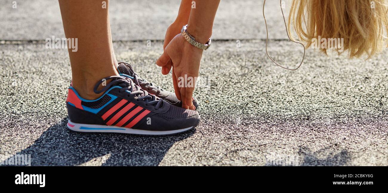 Image of an athlete woman preparing to run Stock Photo - Alamy