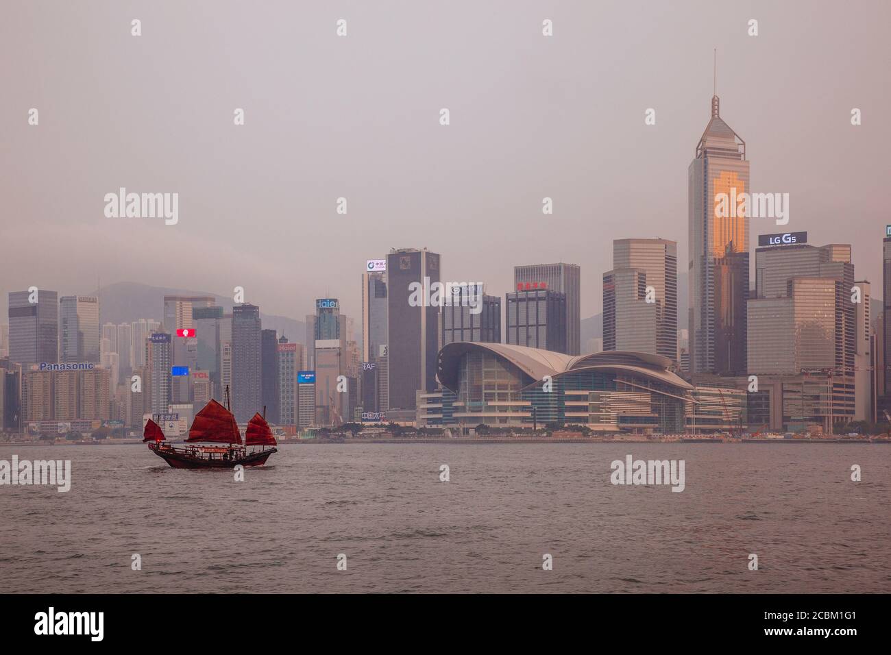 Chinese junk crossing Victoria harbour, Hong Kong, China Stock Photo ...