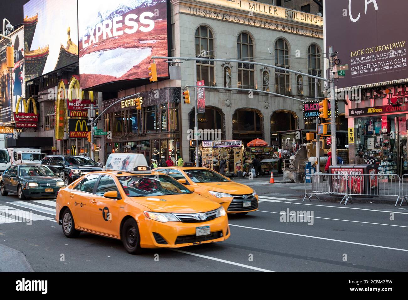 Yellow taxi cabs on times square hi-res stock photography and images ...