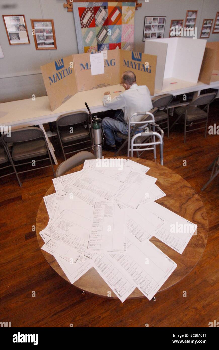 Voter using paper ballot hi-res stock photography and images - Alamy