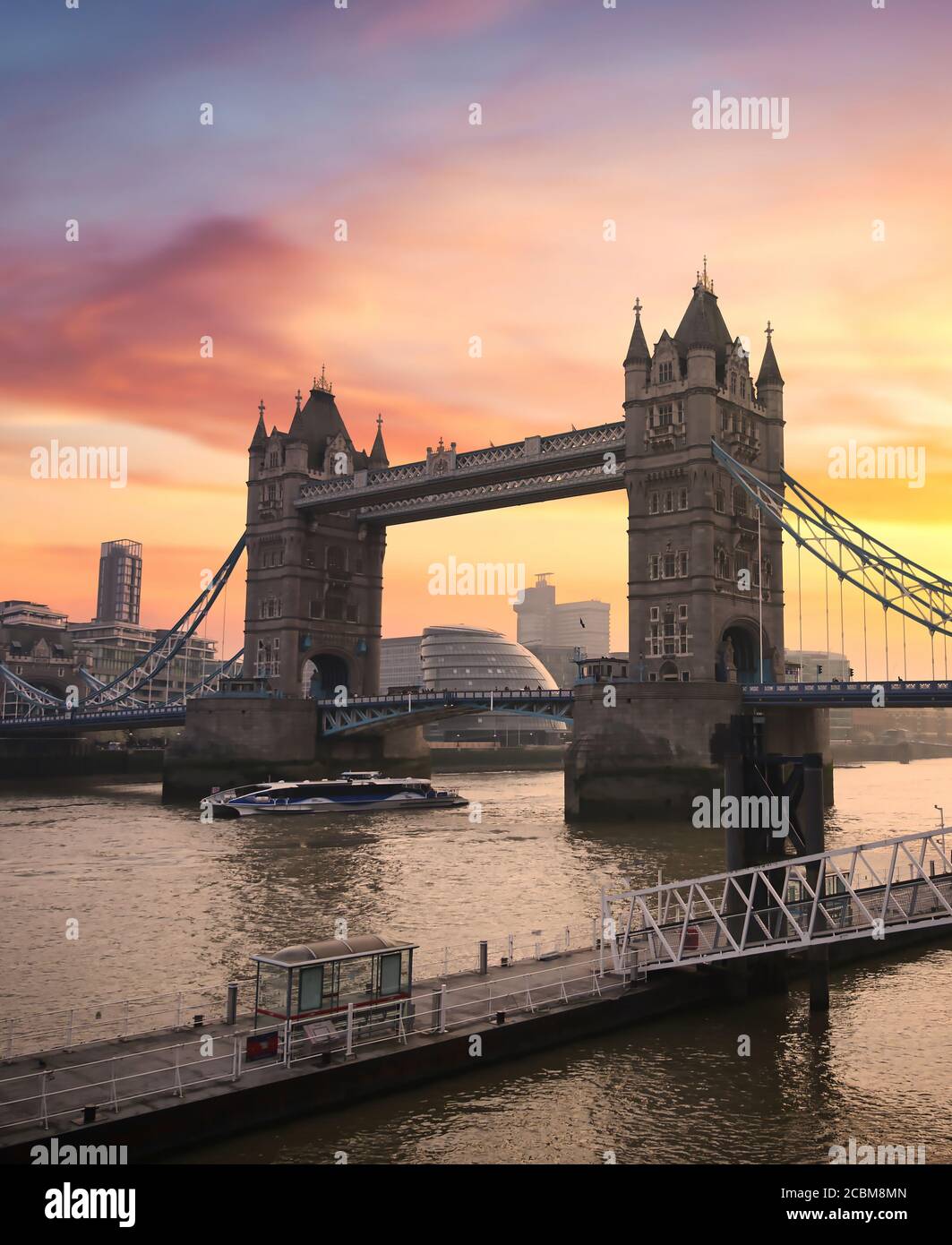 Sunset over Tower Bridge crossing the River Thames in London, UK Stock ...