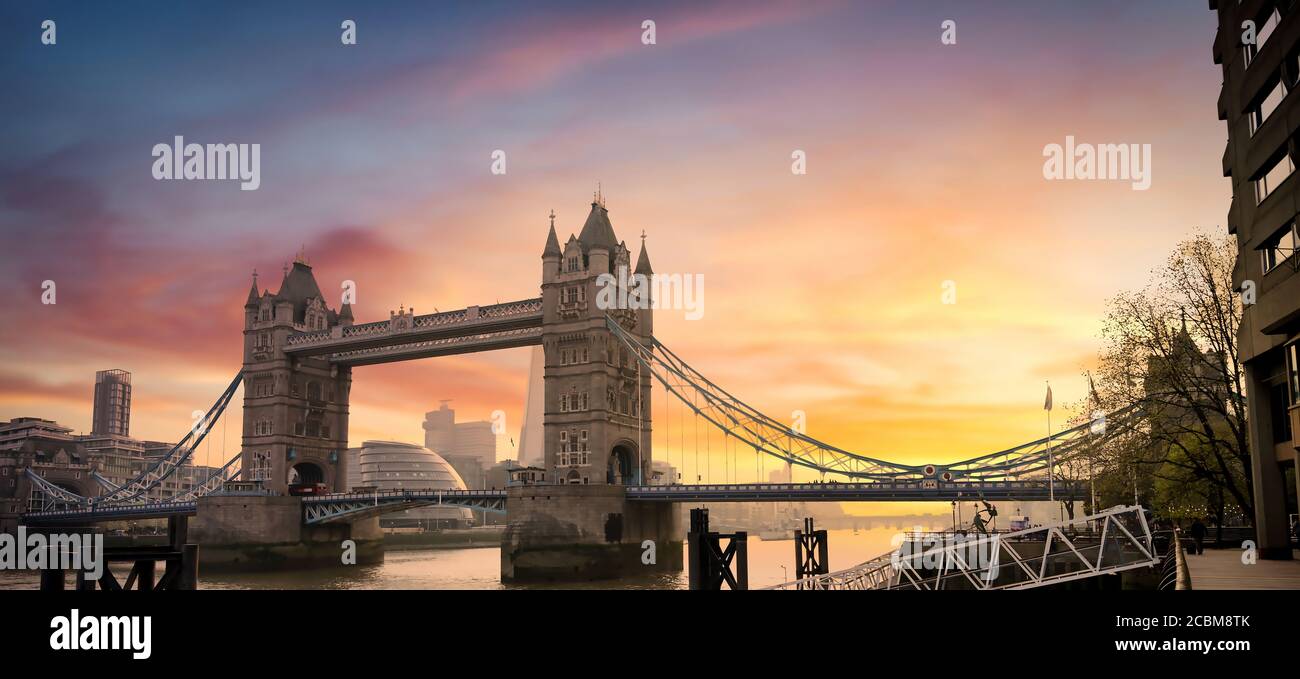 Sunset over Tower Bridge crossing the River Thames in London, UK Stock ...