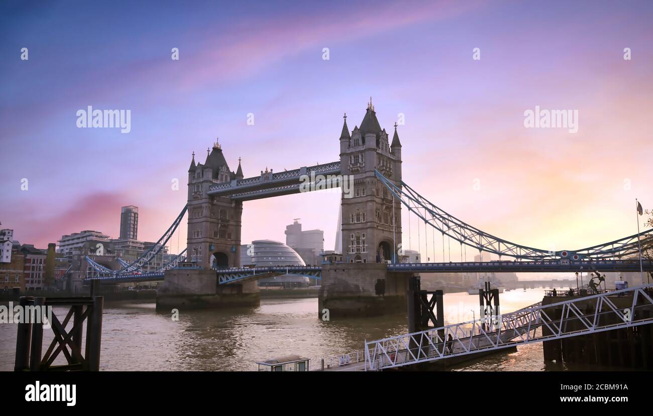 Sunset over Tower Bridge crossing the River Thames in London, UK Stock ...