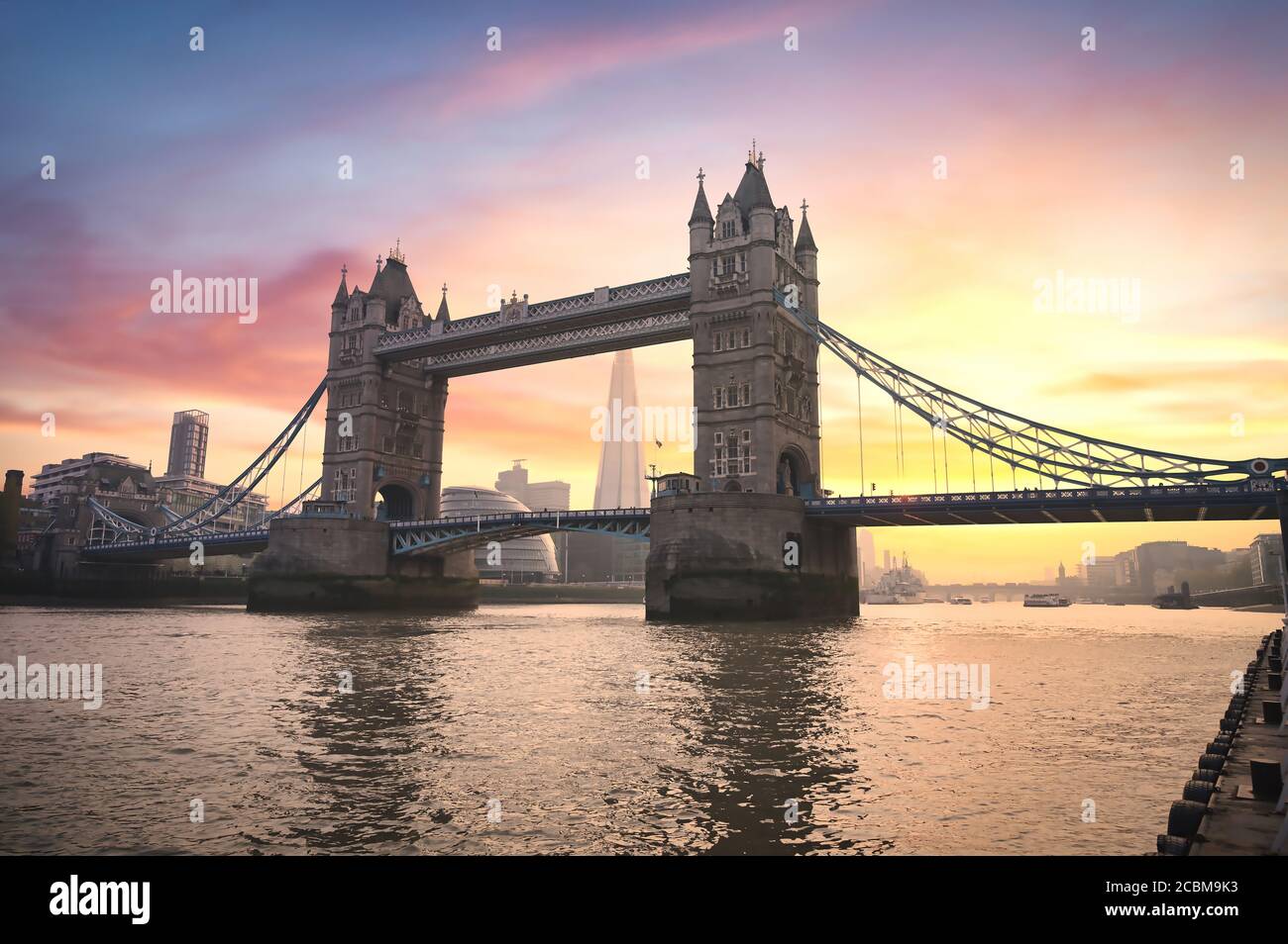 Sunset over Tower Bridge crossing the River Thames in London, UK Stock ...