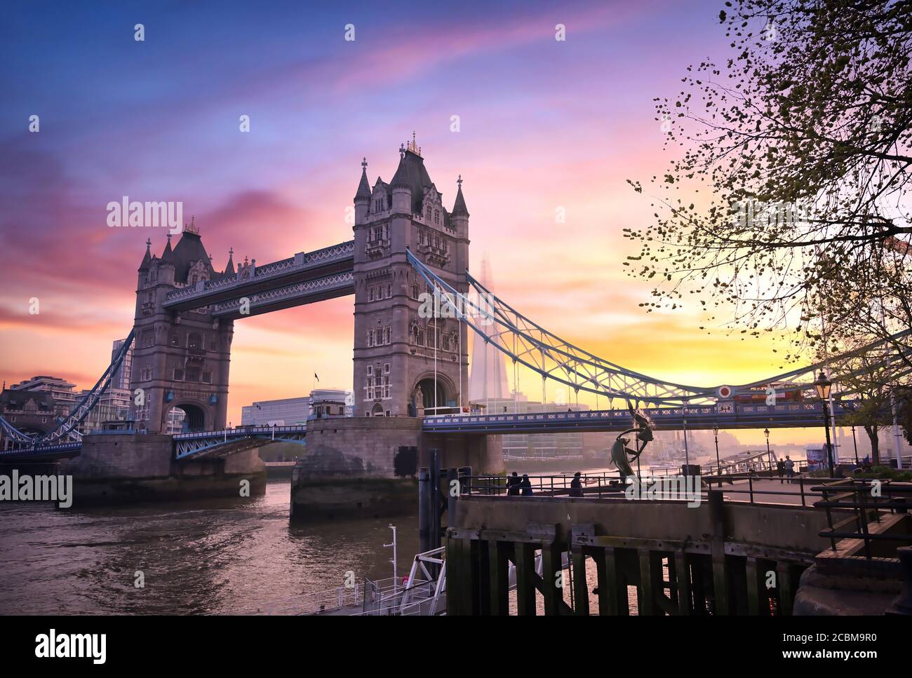 Sunset over Tower Bridge crossing the River Thames in London, UK Stock ...