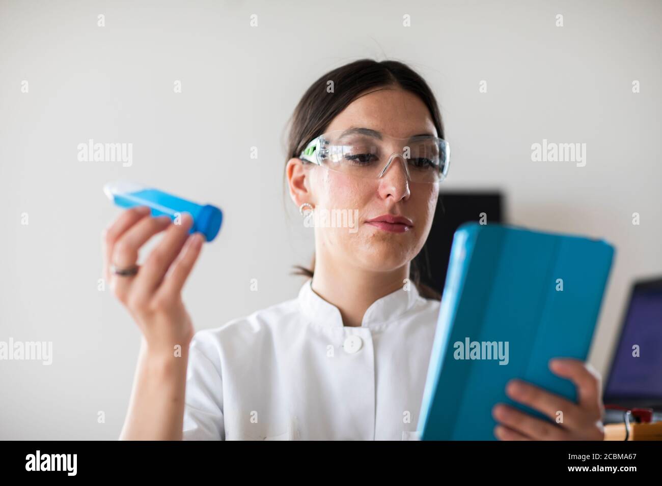 Woman white lab coat glasses hi-res stock photography and images - Alamy