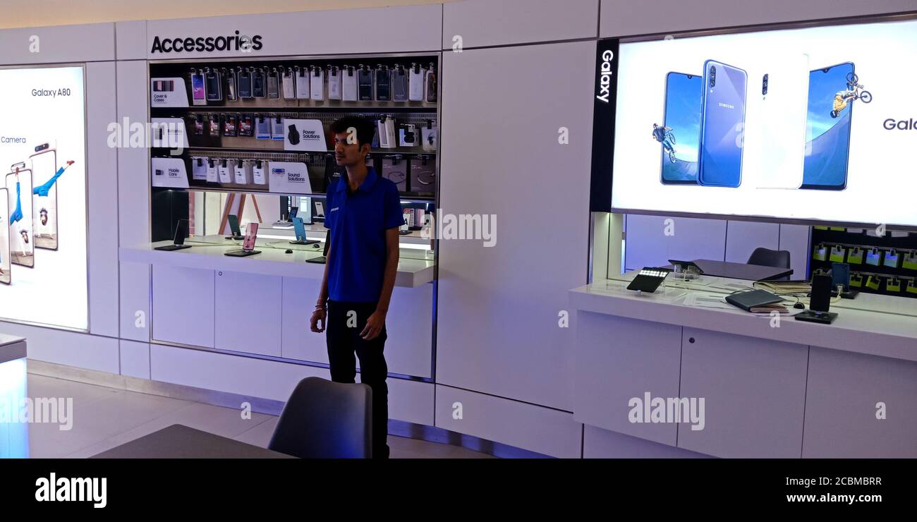 Samsung customer service hi-res stock photography and images - Alamy