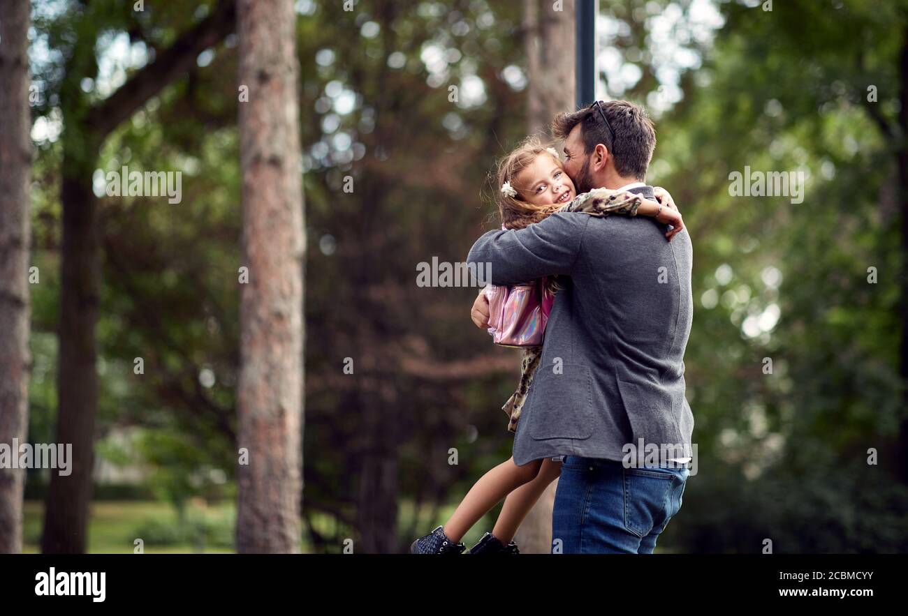 Dad cuddling daughter hi-res stock photography and images - Alamy