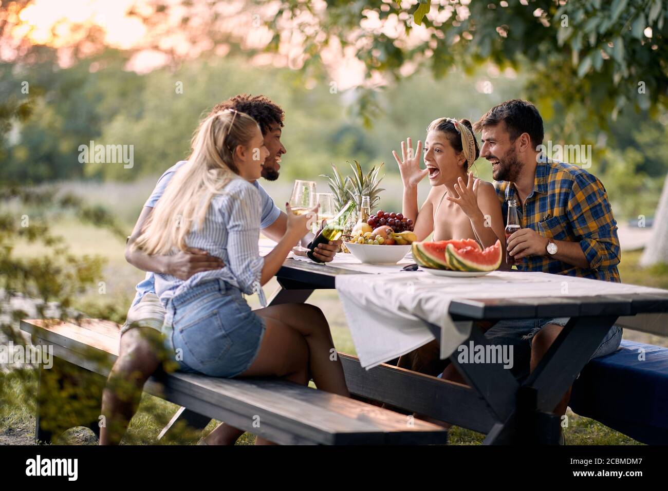 Group of friends celebrating sunset hi-res stock photography and images ...