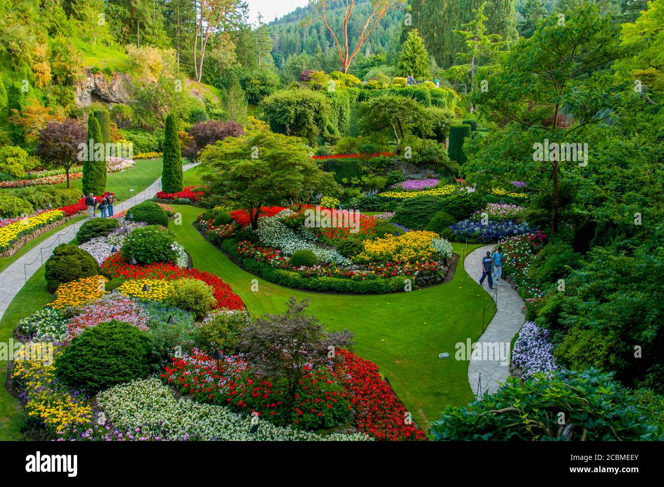 View of the sunken garden at butchart gardens near victoria hi-res ...
