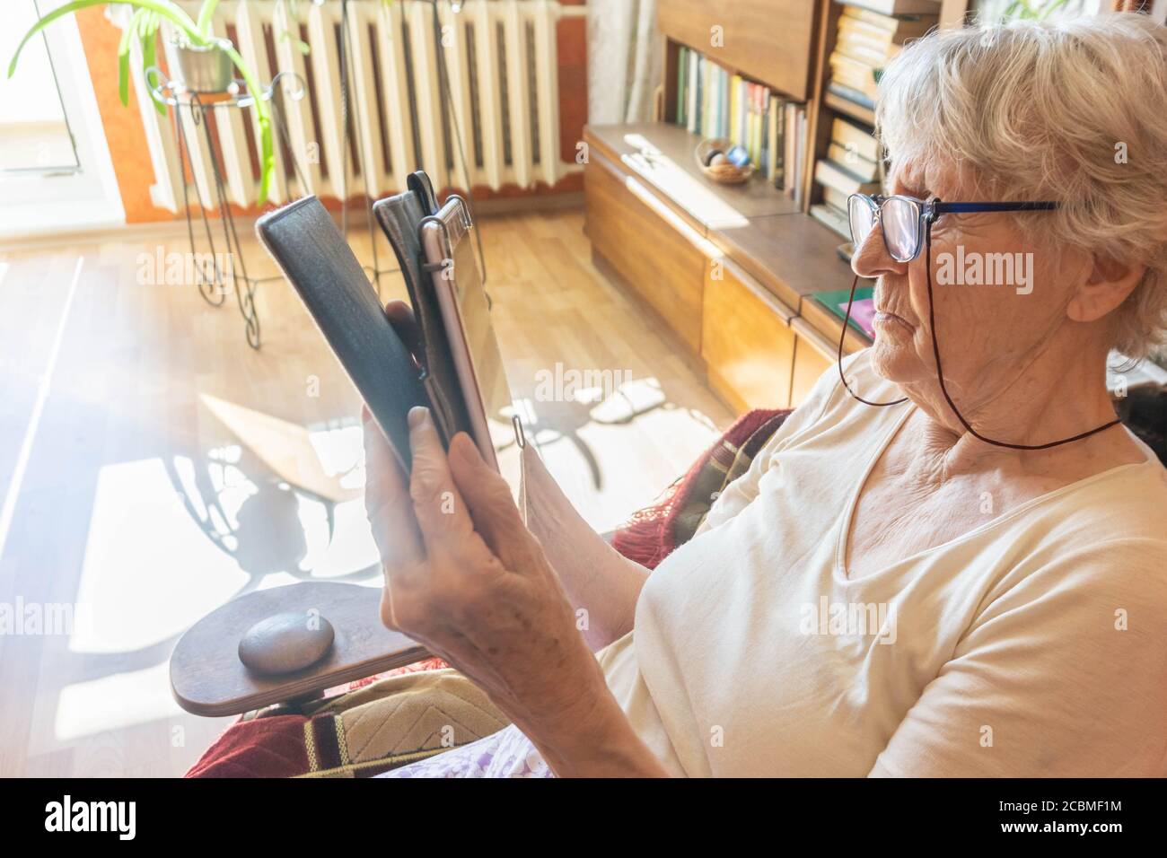 Old woman reading glasses computer hi-res stock photography and images ...