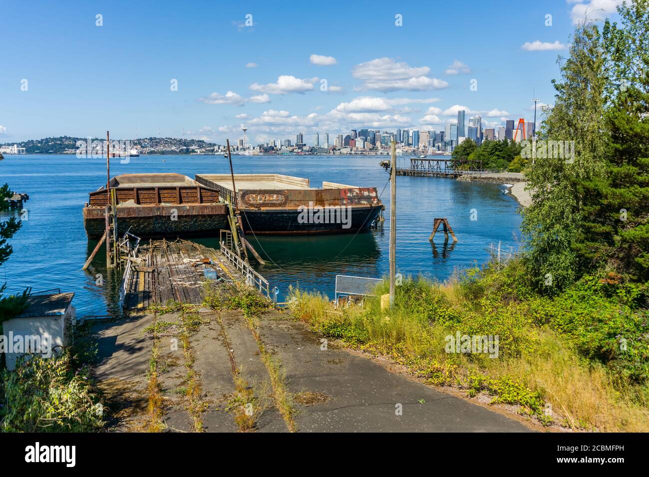 An view of a barge and the Seattle skyline Stock Photo - Alamy