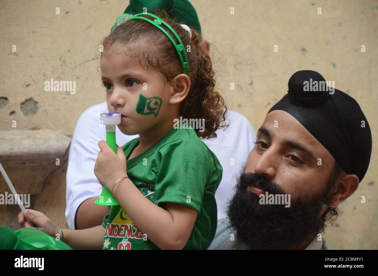 Peshawar, Pakistan. 14th Aug, 2020. Pakistani Sikhs hold national flags ...