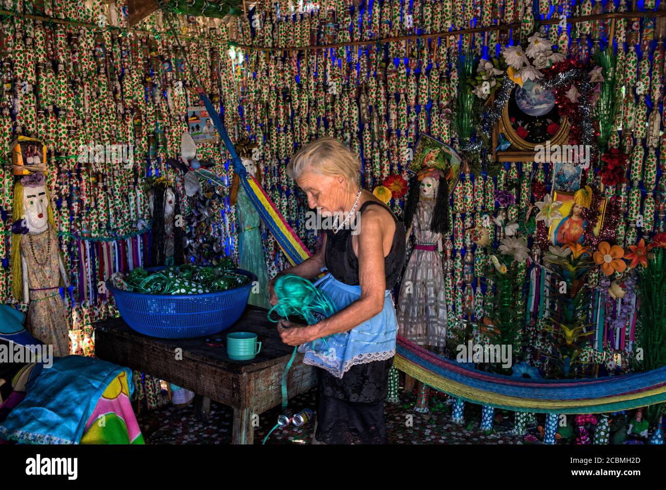 Aluminum cans and plastic hi-res stock photography and images - Alamy