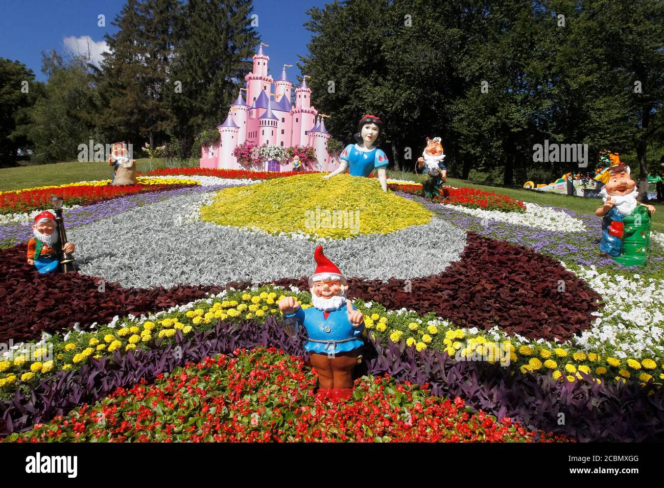 Snow white and the seven dwarfs hi-res stock photography and images - Alamy