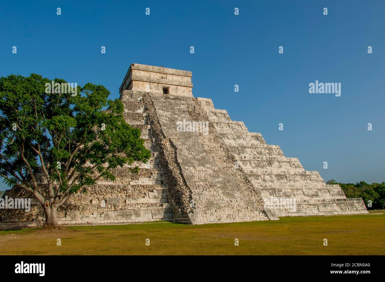 View of El Castillo (Temple of Kukulcan), the great Mayan pyramid, in ...