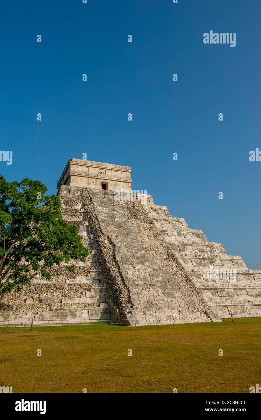 View of El Castillo (Temple of Kukulcan), the great Mayan pyramid, in ...