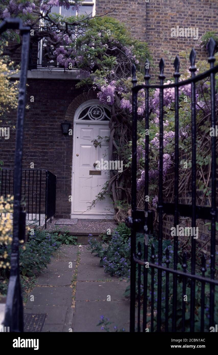 Garden path to front door hi-res stock photography and images - Alamy
