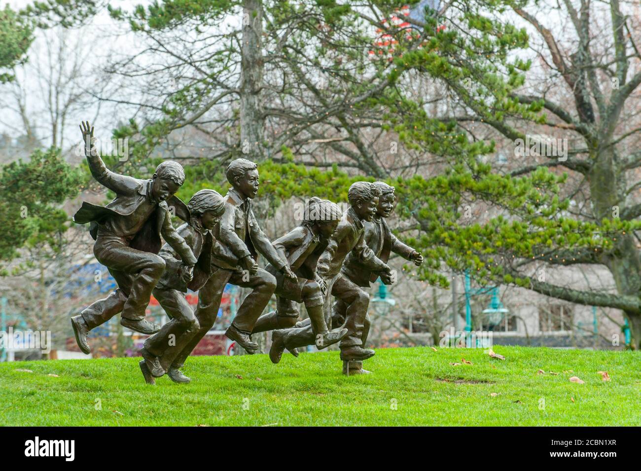 The bronze Statue of Running Children at Marina Park in Kirkland ...