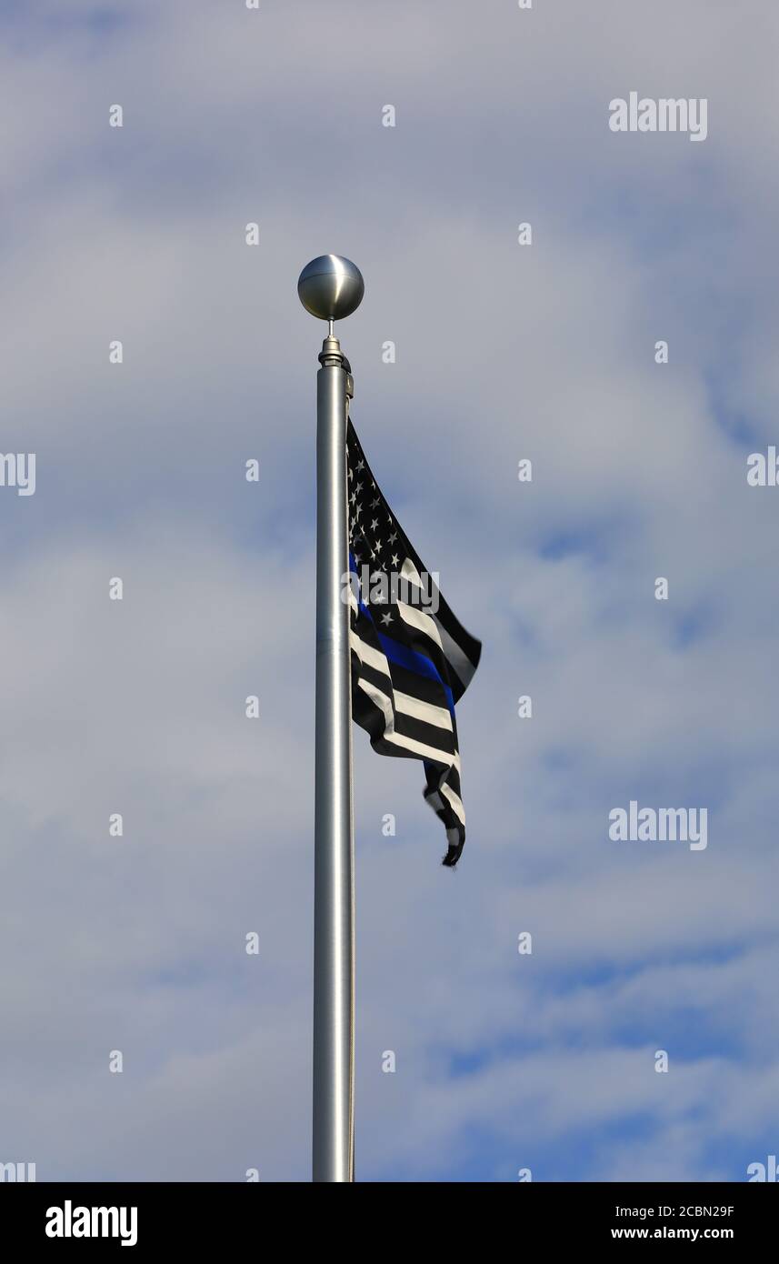 Thin blue line flag hi-res stock photography and images - Alamy