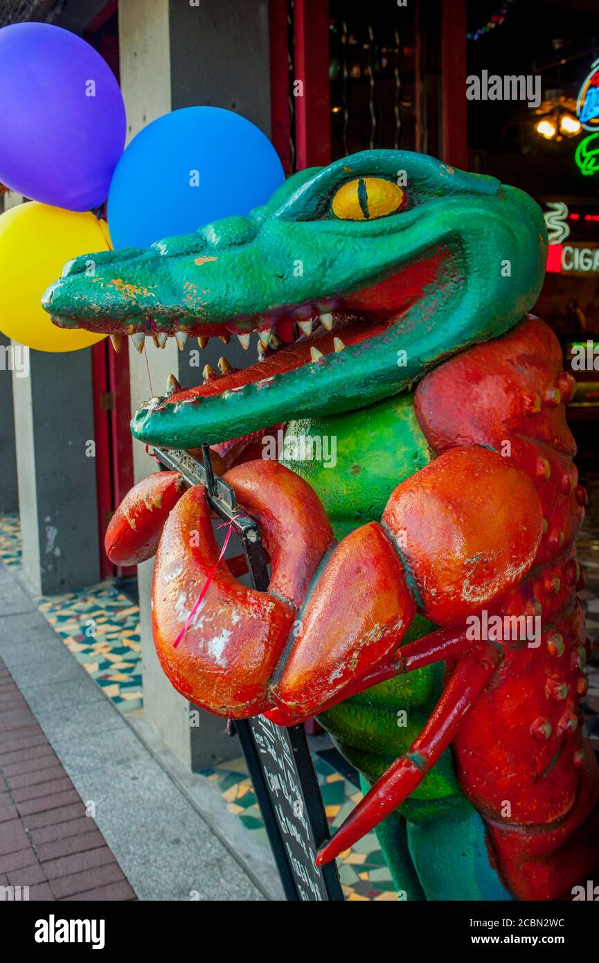 Alligator statue hi-res stock photography and images - Alamy