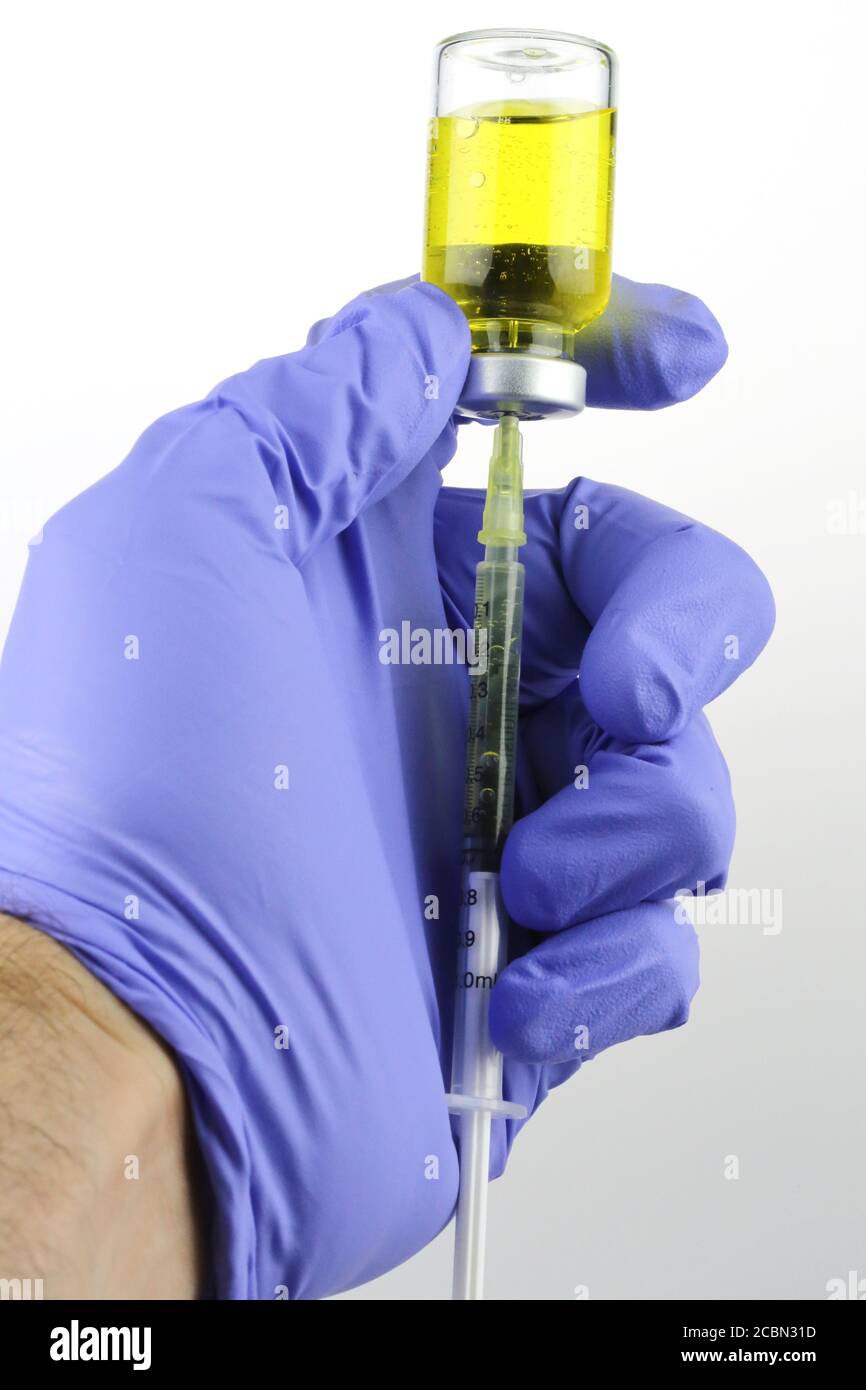 Syringe and vial preparation by medical staff Stock Photo - Alamy