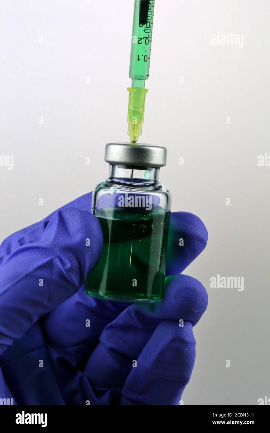 Insulin vial and hypodermic needle preparation Stock Photo - Alamy