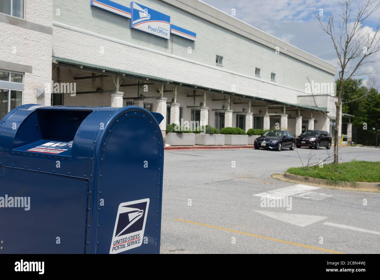 Bethesda, Maryland, USA. 14th Aug, 2020. A United States Postal Service ...