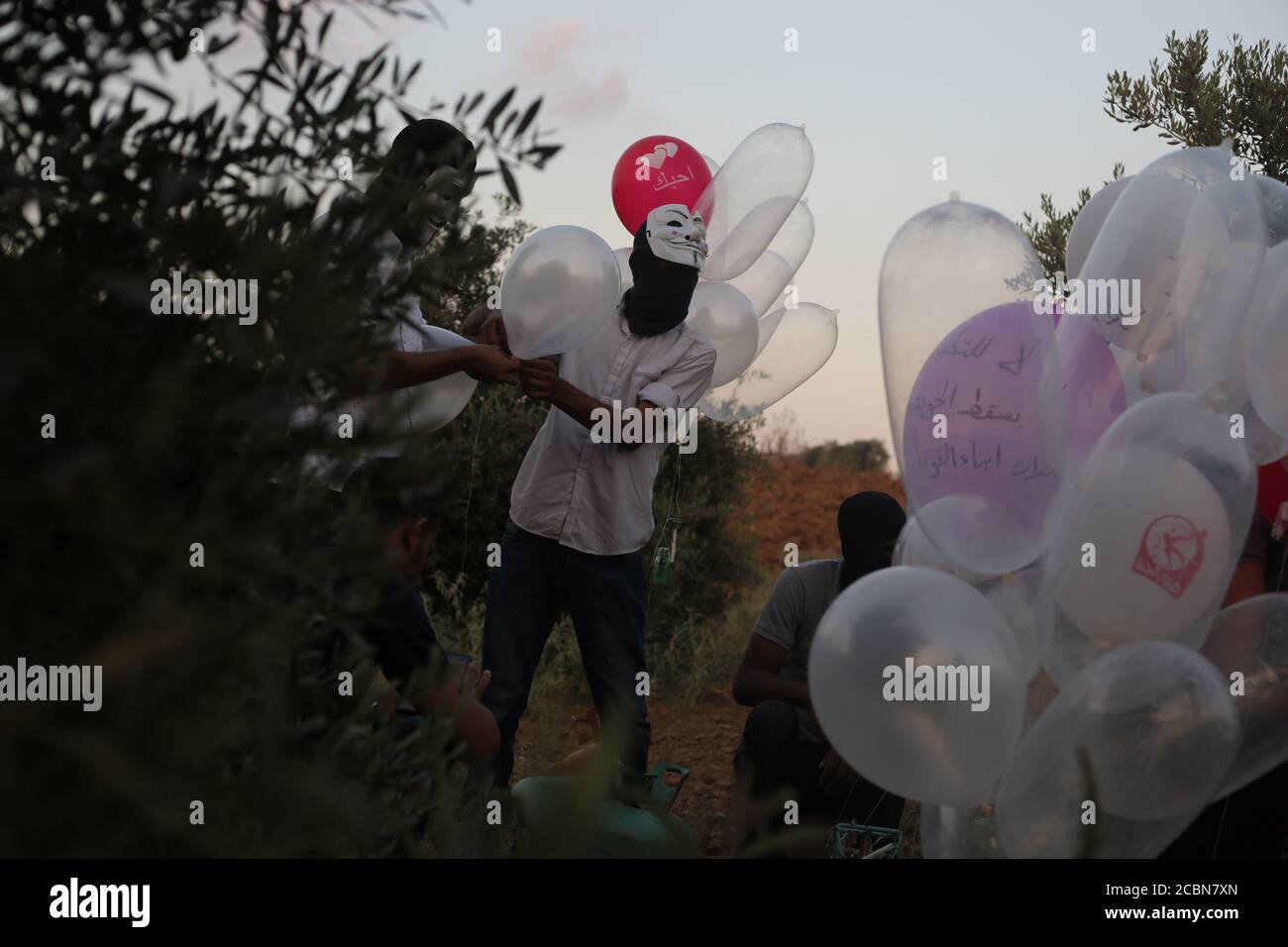 The Gaza Strip, The Gaza Strip, Palestine. 14th Aug, 2020. Masked young ...