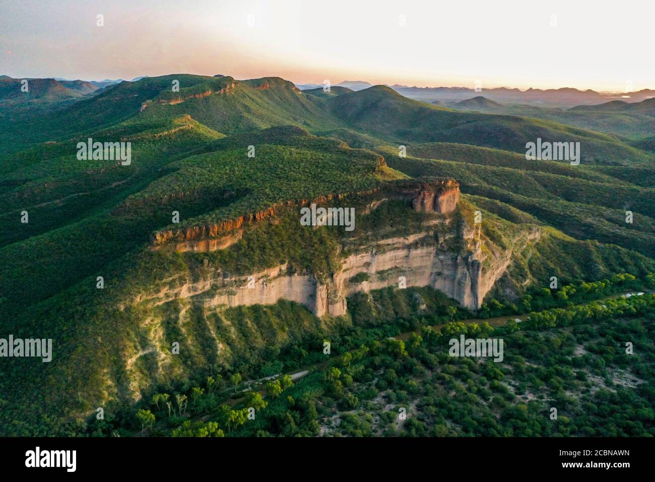 Paisaje de rio en verano hi-res stock photography and images - Alamy