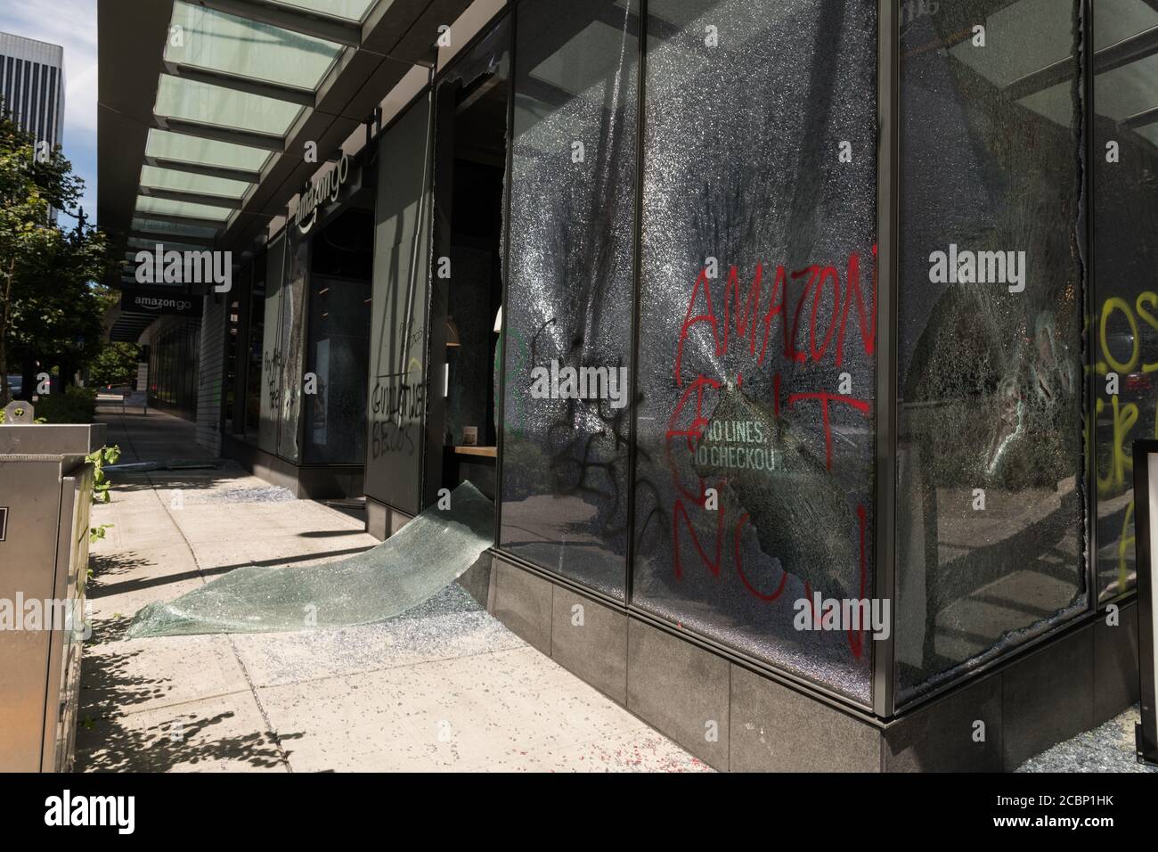 Smashed store windows hi-res stock photography and images - Alamy