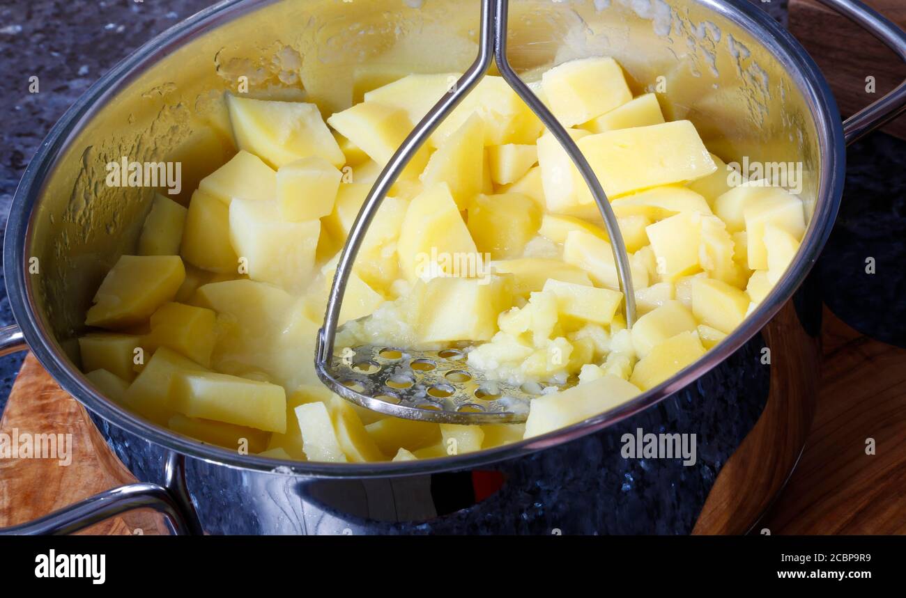 Preparation mashed potatoes, mashed potatoes, potato masher, pot ...