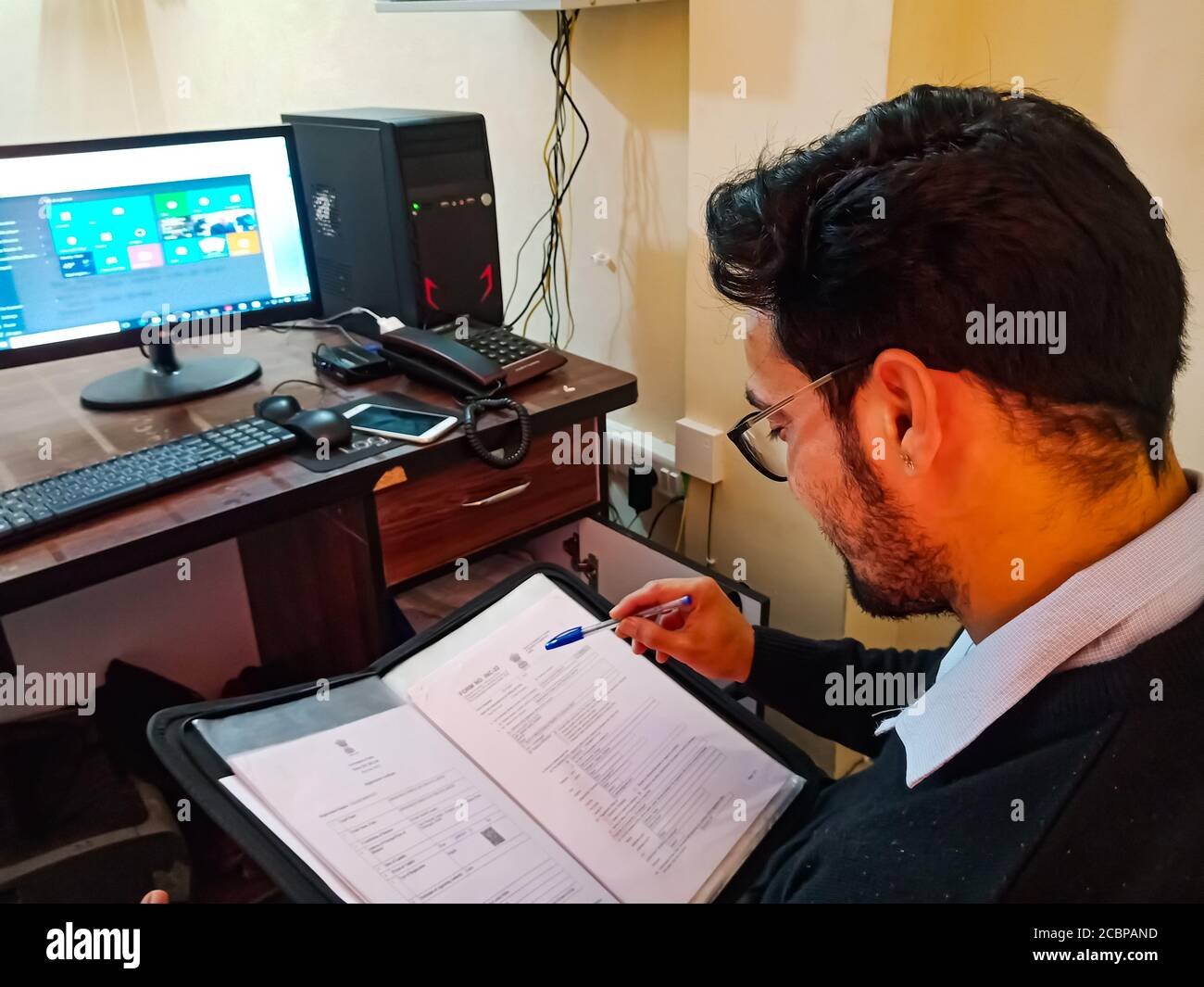 Man infront of computer screen hi-res stock photography and images - Alamy
