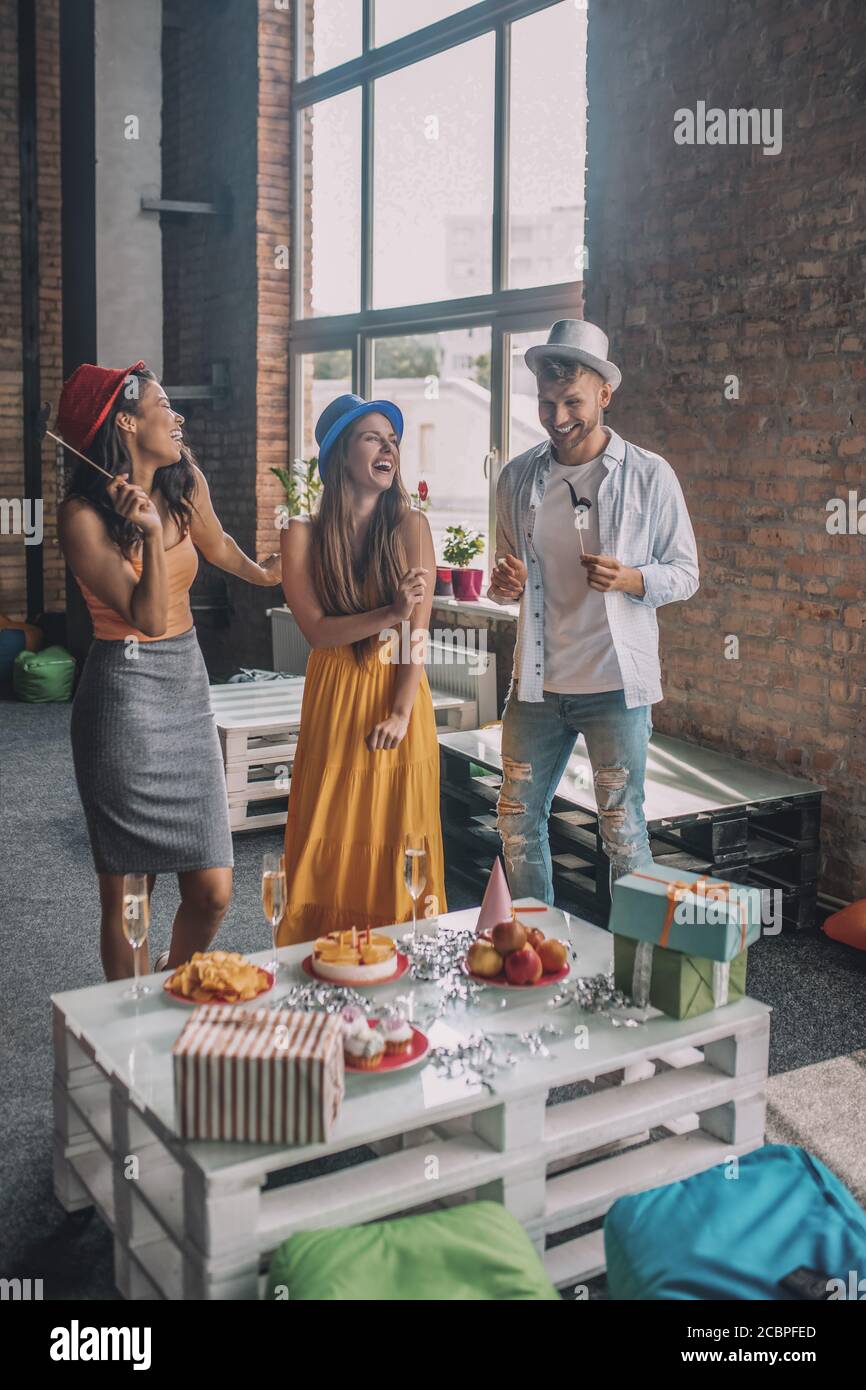 Three friends hanging out hi-res stock photography and images - Alamy