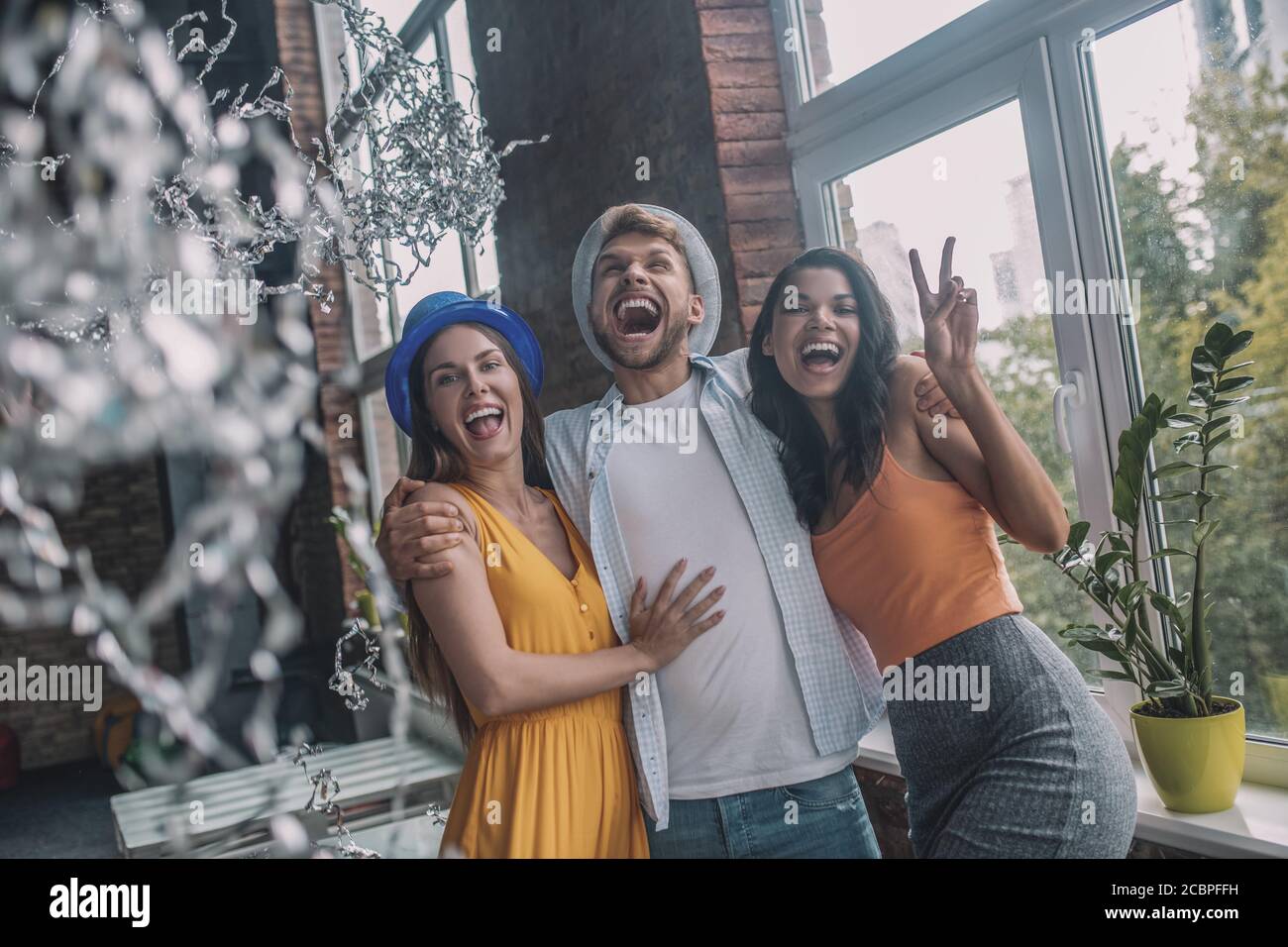 Birthday friends 20s hi-res stock photography and images - Alamy