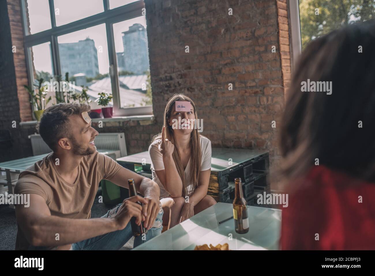 Woman playing a guessing game with sticky notes Stock Photo - Alamy