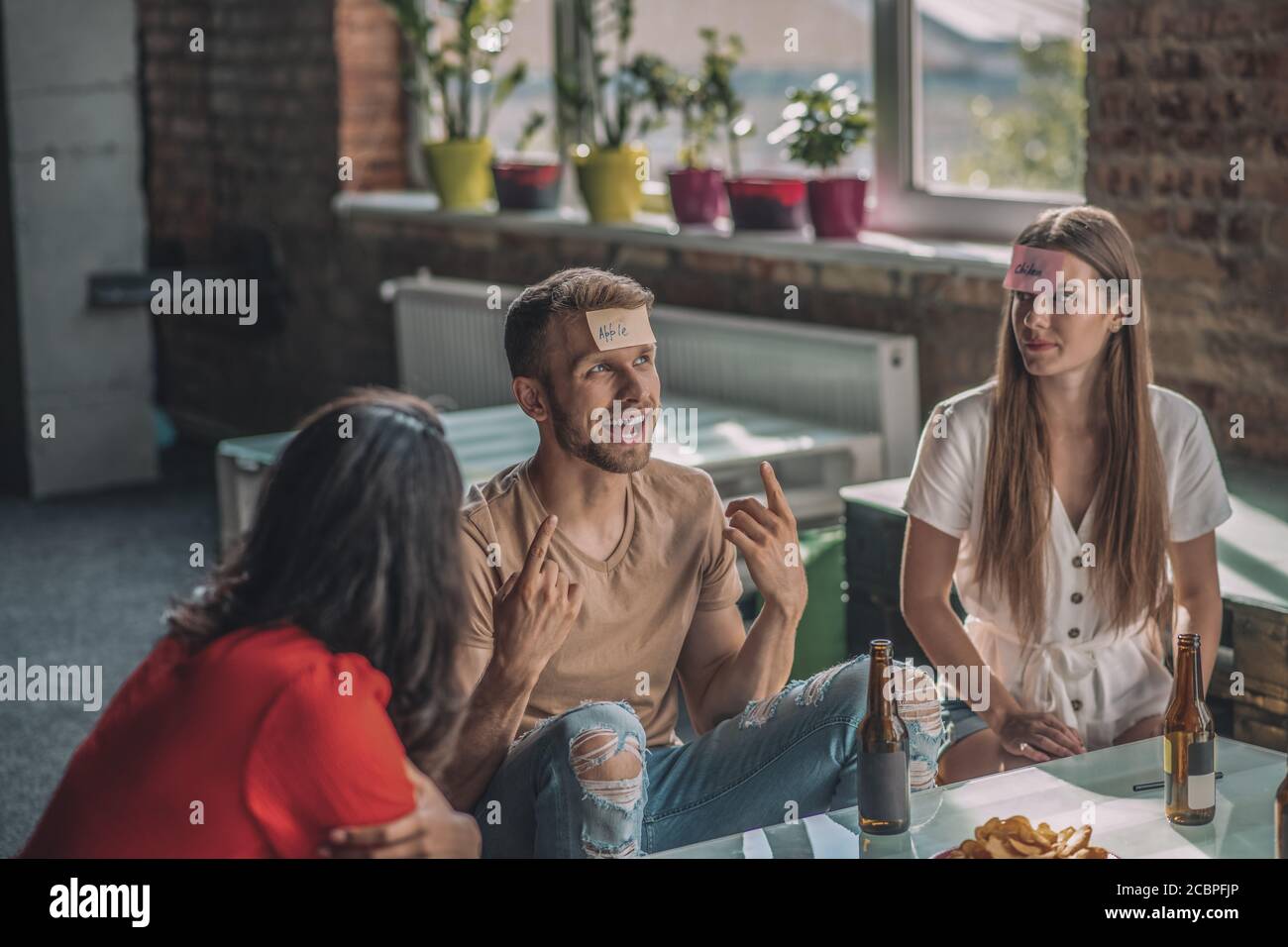 Man having a sticky note on his forehead Stock Photo - Alamy