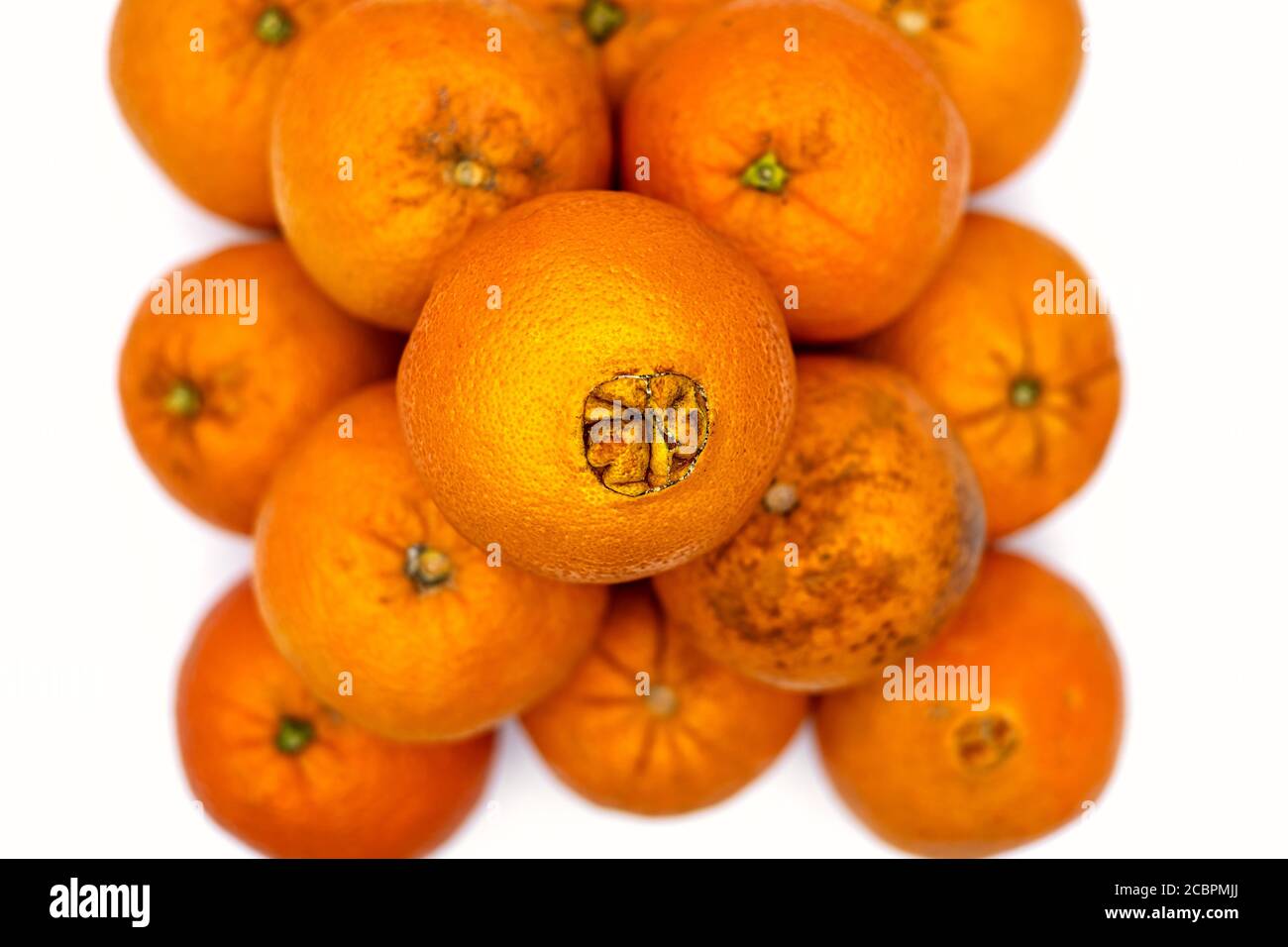 Stack of unpeeled oranges with only the top one in focus Stock Photo - Alamy