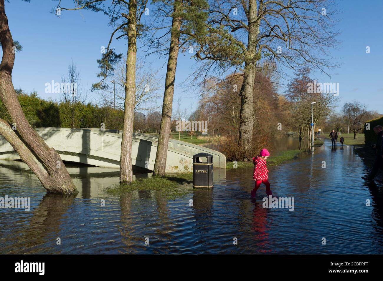 Children wadding through flood waters hi-res stock photography and ...