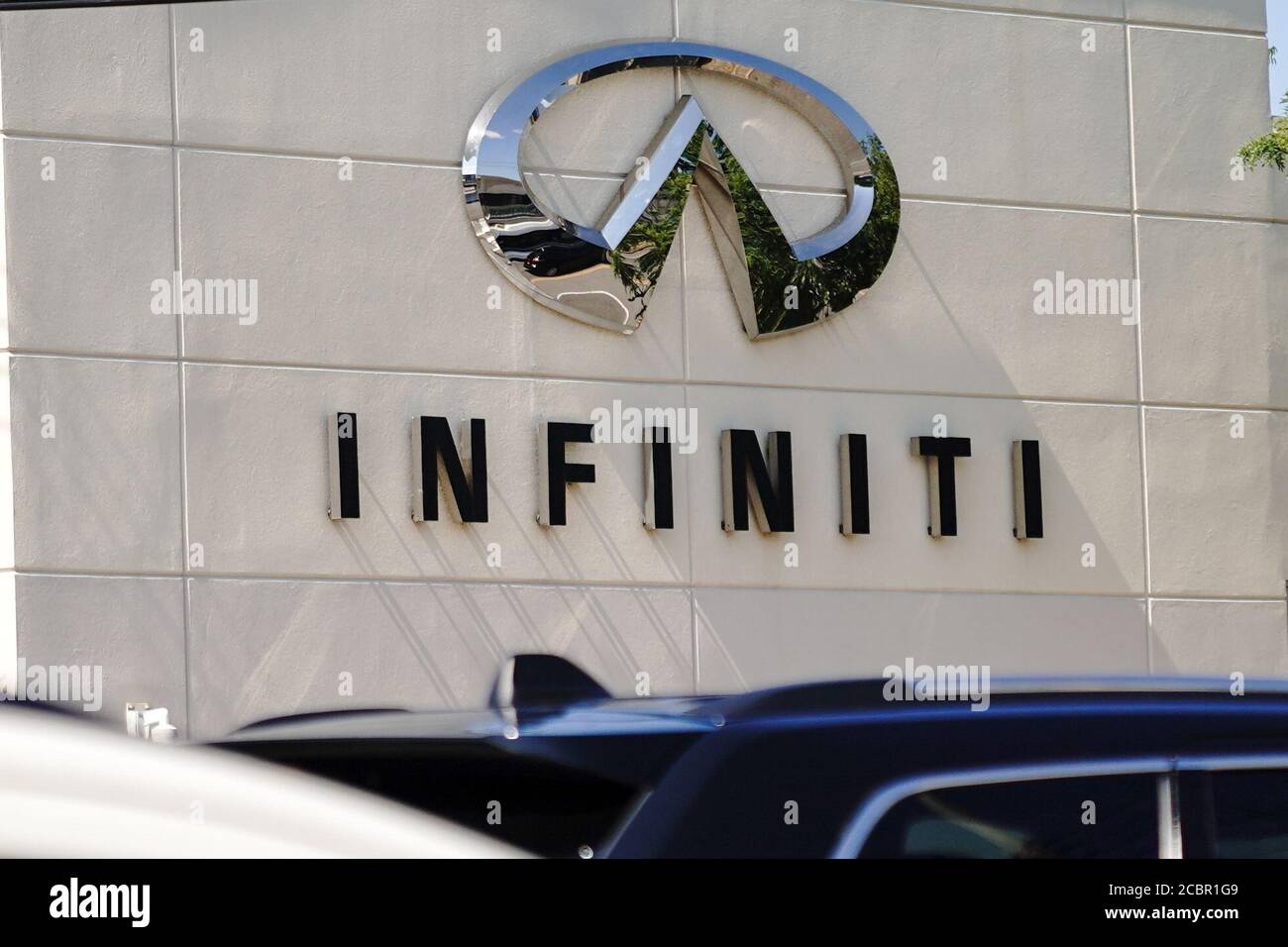 Car infiniti logo hi-res stock photography and images - Alamy