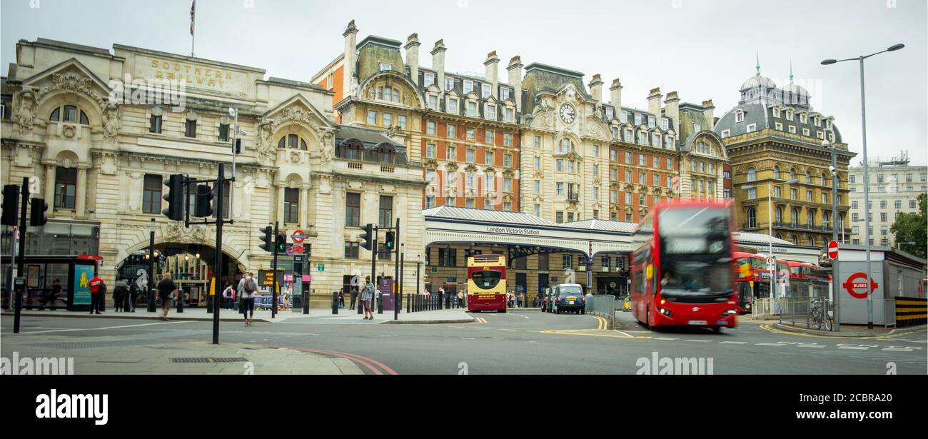 Victoria railway london station hi-res stock photography and images - Alamy