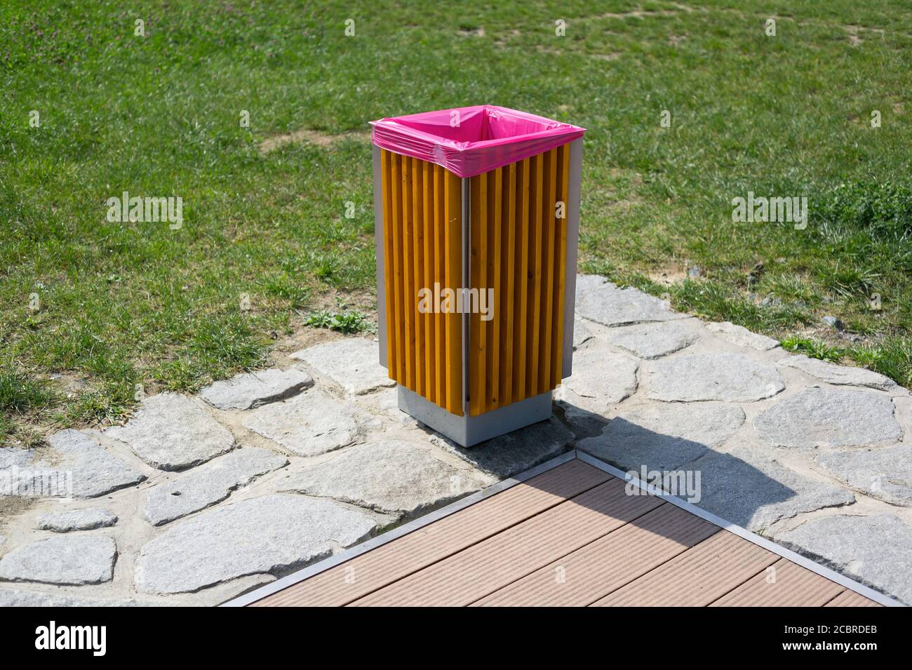 Dustbin bin hi-res stock photography and images - Alamy