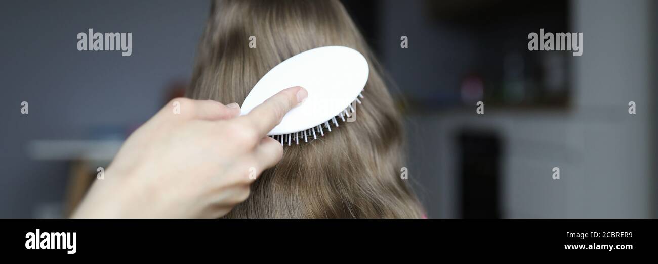 Hand of mum holding comb Stock Photo - Alamy