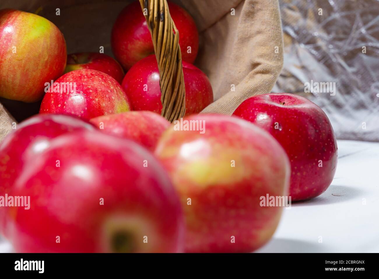Deep red apples hi-res stock photography and images - Alamy
