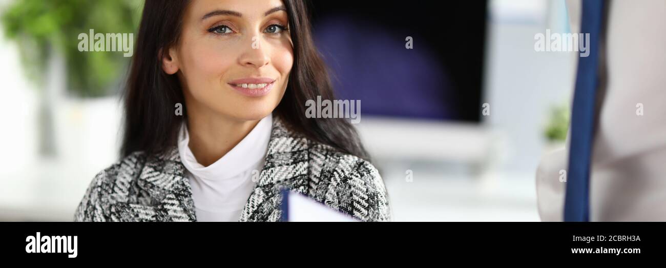 Lady signing hi-res stock photography and images - Alamy