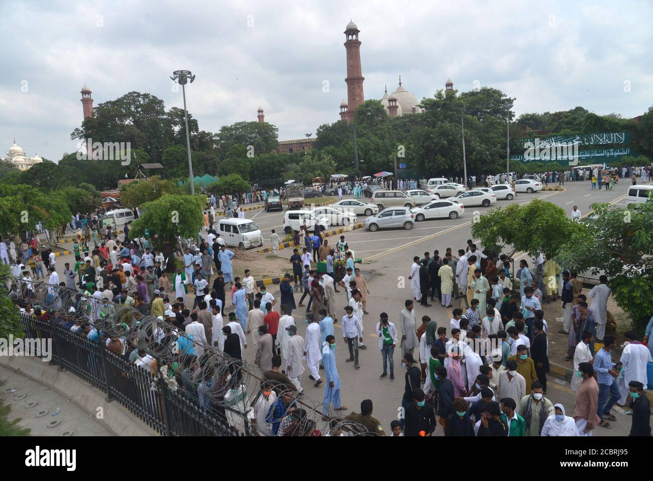 A large numbers of Pakistani people enjoying and celebrating 14th ...
