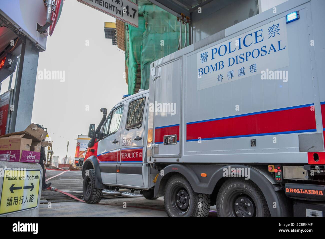 Defusing bombs hi-res stock photography and images - Alamy