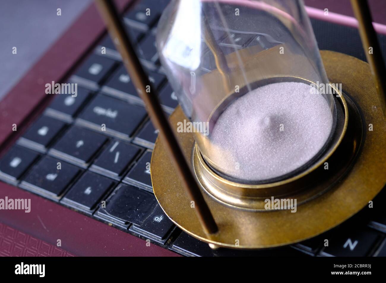 hourglass on table, sand flowing through the bulb of sandglass Stock ...