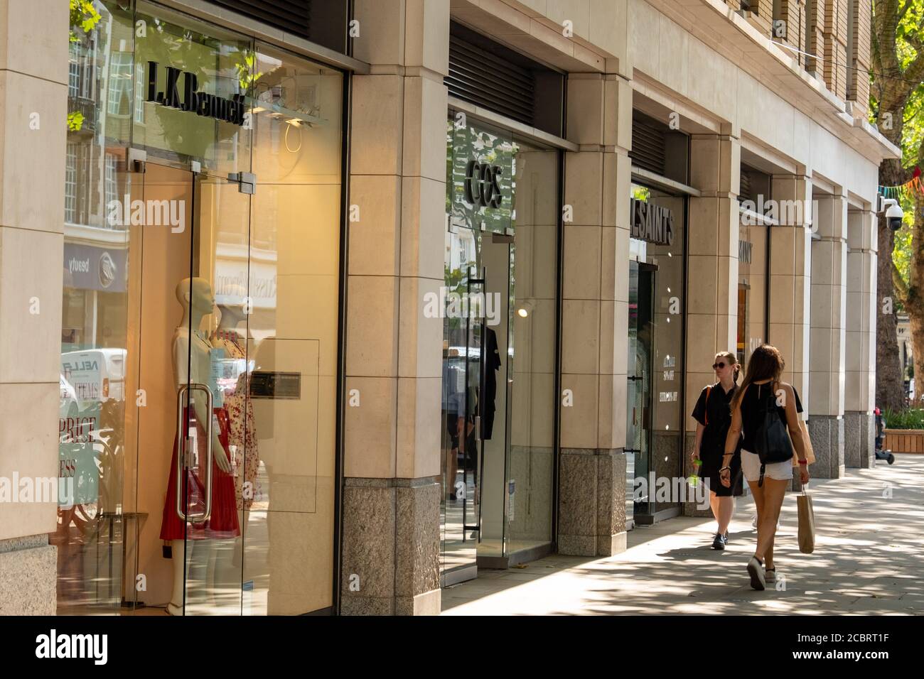Row of shops high street uk hi-res stock photography and images - Alamy