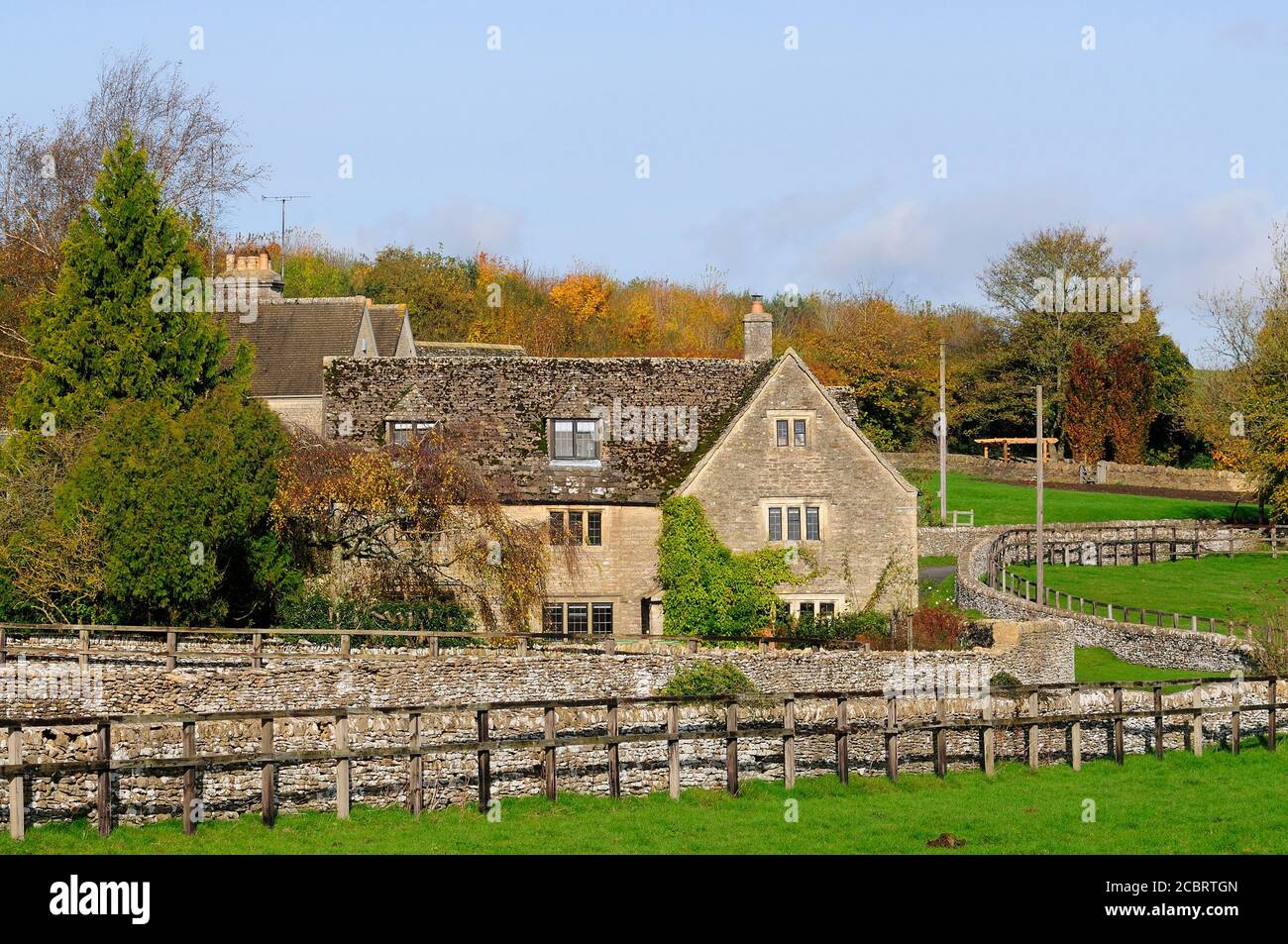 Cotswold stone houses in the village of Coln Rogers, Gloucestershire ...